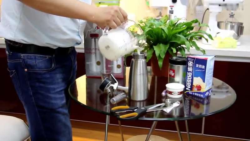 高清奶油发泡器使用演示