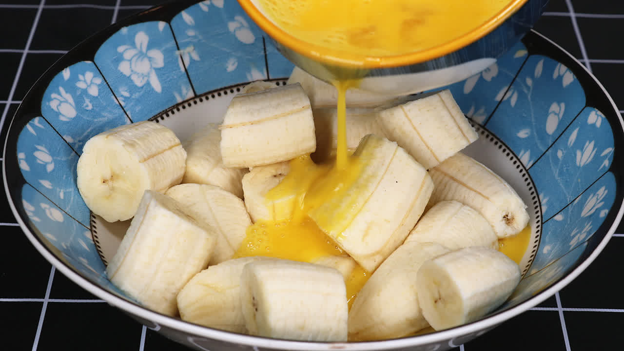 香蕉里淋入3个鸡蛋,简单美味,年夜饭必做拿手菜,待客倍有面子