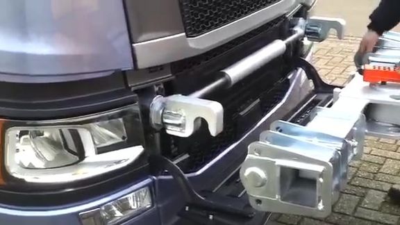 斯堪尼亚卡车,车头上居然还装了吊钩!