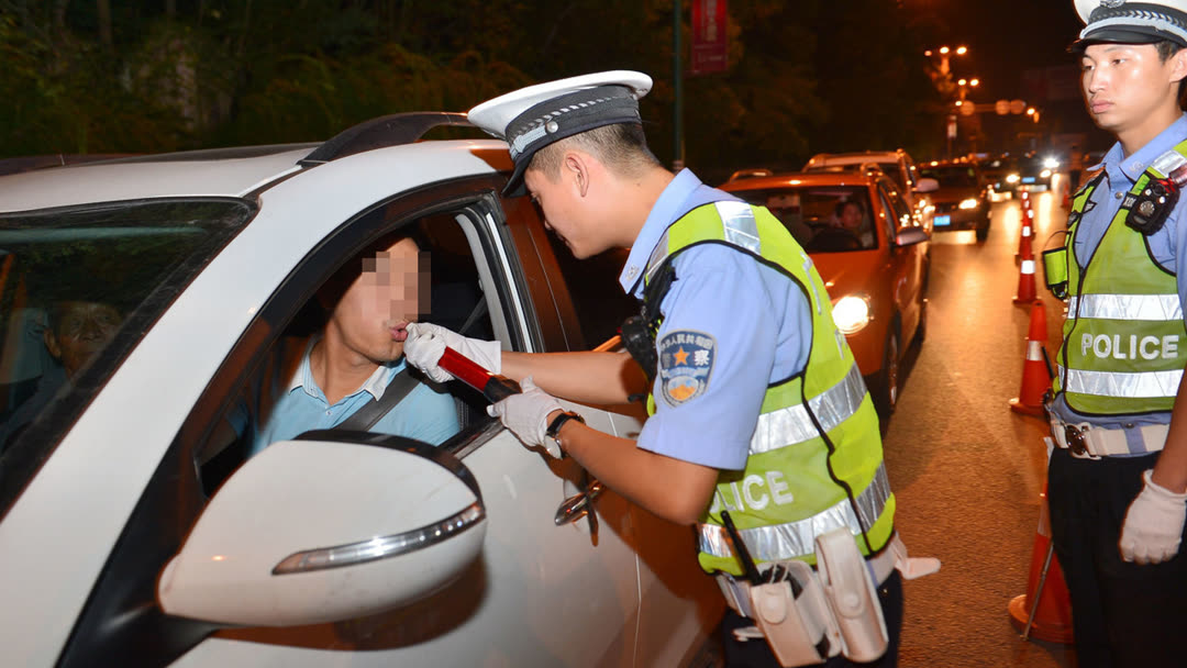 酒后车停路边躺车里睡觉算酒驾?交警同志这样说!