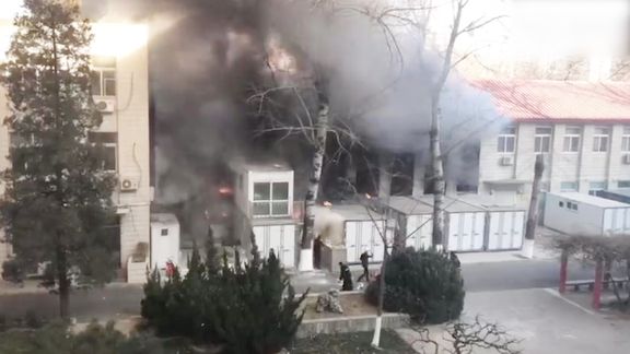 北京交通大学实验室爆炸起火 网友:感觉越烧越大