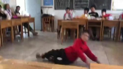 小学生的班会,上演,黑人抬棺,这场面太搞笑了