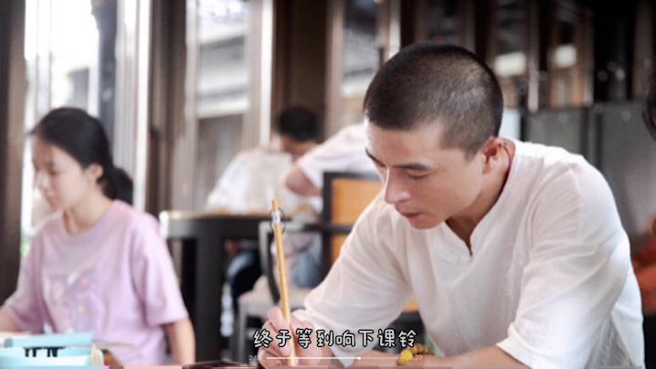 昨日书院学生带着毛笔,带着传统文化,穿着汉服,走进了诸暨