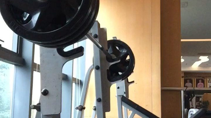 (寒假锻炼)卧推还得加油!【刚回来健身房就要关门了,哭了】