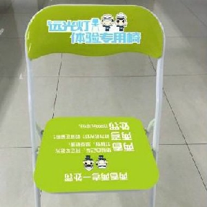 绿椅子上的小男孩 