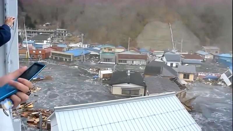 日本海啸爆发,冲毁整个小镇