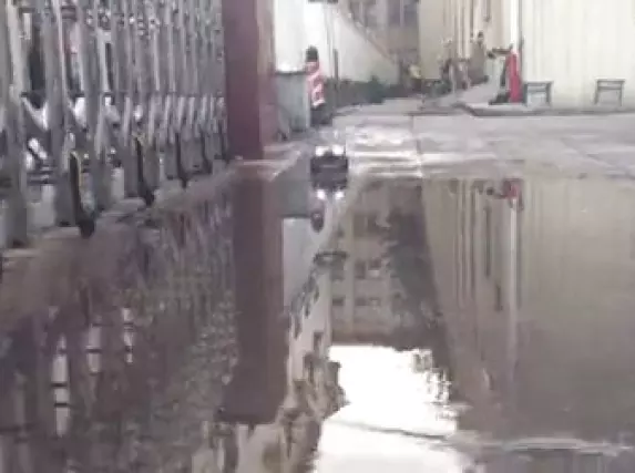 路虎极光拉力RC遥控模型车涉水驾驶