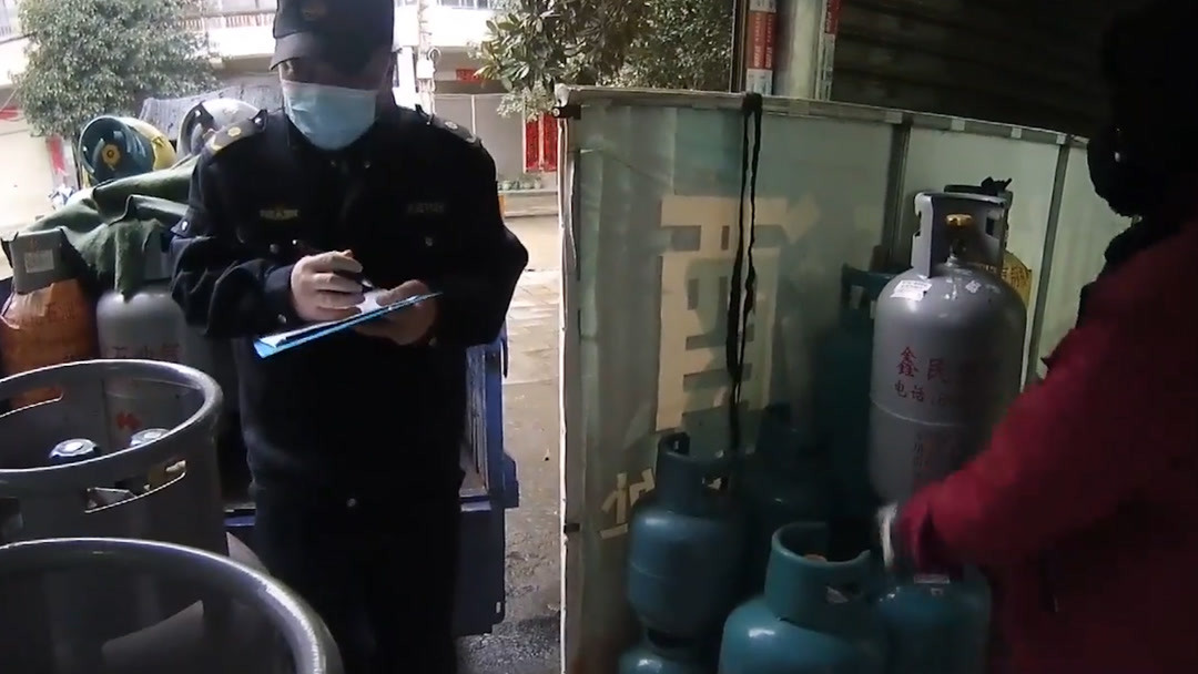 送气工非法储存燃气罐被查处,执法人员竟清理出一座“小军火库”