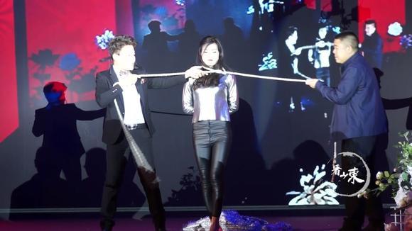 魔术捆绑美女瞬间穿身上观众的衣服 观众竟然毫无知觉