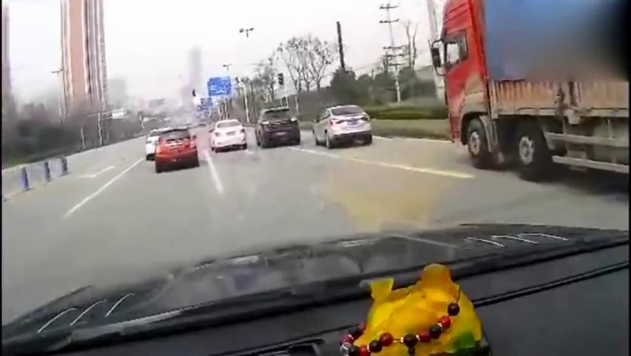 大货车翻车后的一幕,司机神反应冲下车去救人!