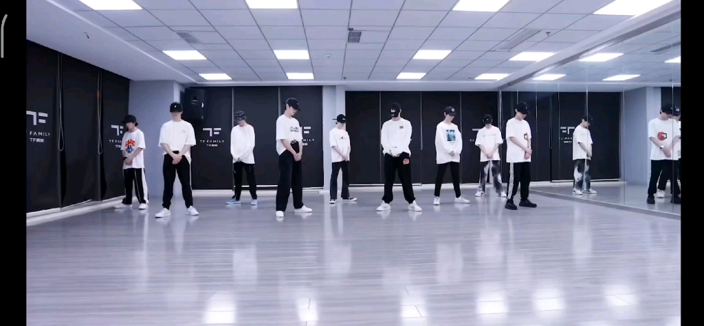 【TF家族三代练习生Gucci齐舞reaction】苏新皓满级王者吊打新手村,...