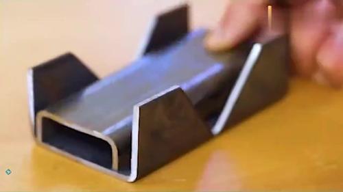 小伙用几根废弃的管子,制作一个小工具,虽然不起眼但用处广