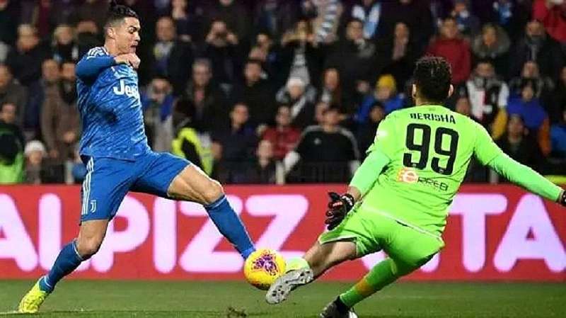 C罗开场进球越位?没事,半场照样创造纪录11连杀!