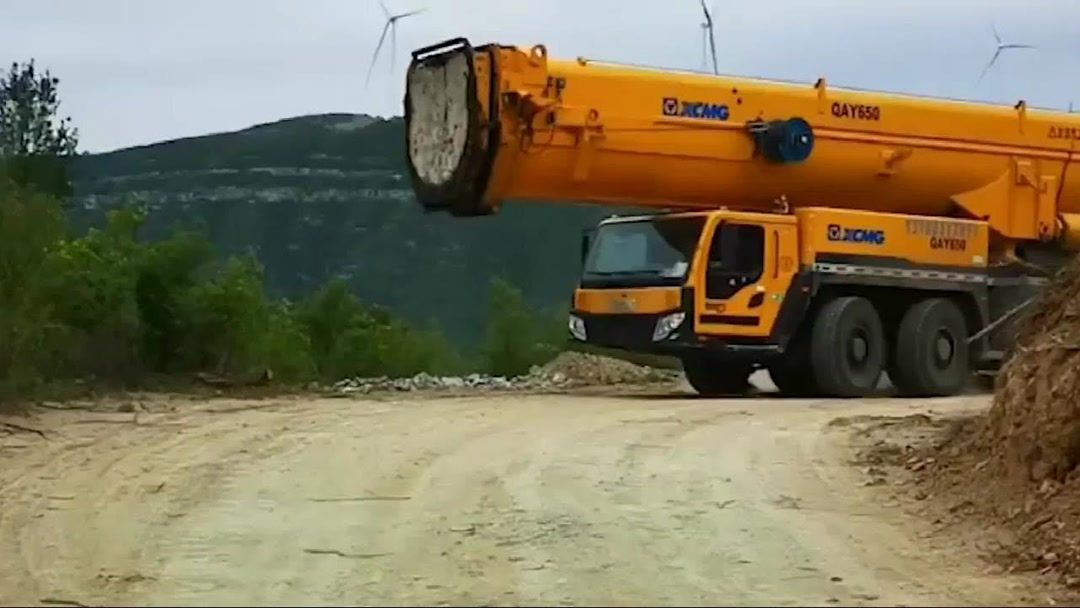 这种大吊车真的不常见,这是什么规格谁知道?