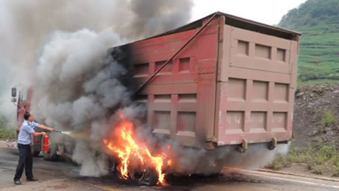 电动车撞卡车油箱瞬间起火