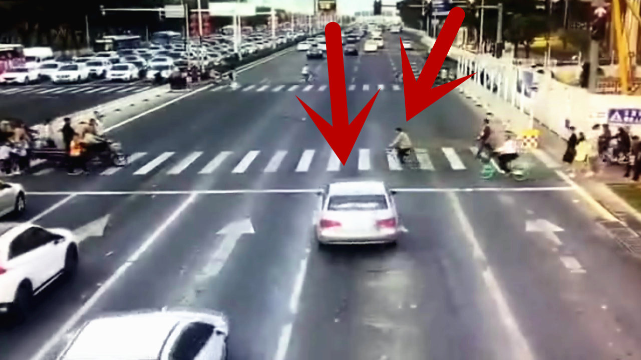 监拍:男子按规矩横穿马路被撞飞 腾空翻滚两圈后方才落地