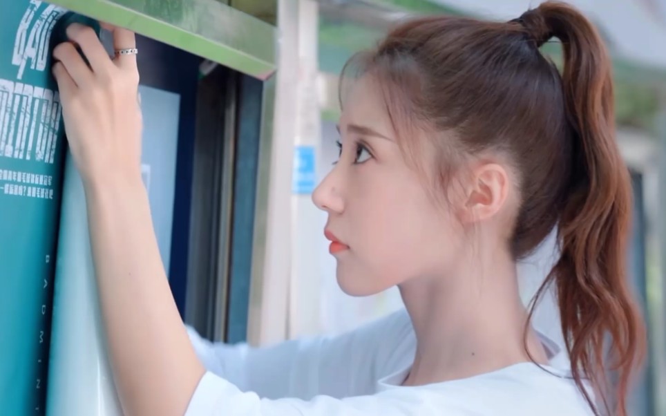 致我们甜甜的小美满:耍酷呢?结果反被美女迷住