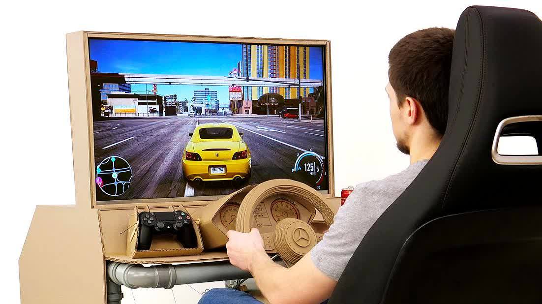 疫情期间,老外用旧纸板制作"游戏机",网友:能和你来一把吗?