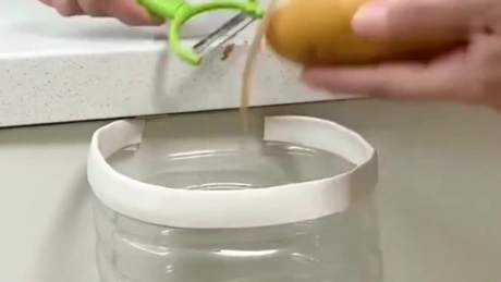 油桶制作的简易垃圾桶,放在厨房里,用起来太方便了!