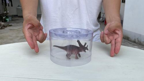 不能拿开玻璃罩,如何才能隔空移动里面的物体?学会骗朋友玩