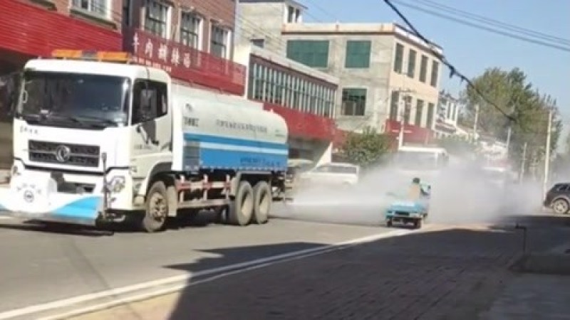 3辆洒水车作业,遇老人骑三轮路过,随后发生的事让人气愤!