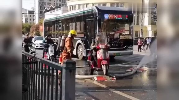 推都推不动,大爷只好下车了