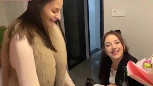 老外在中国:俄罗斯美女用重庆话划拳喝酒