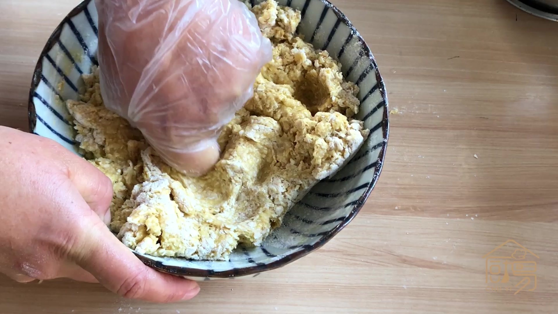 麦片不要熬粥了,加3个鸡蛋,不炒不炸不烤,做出的小零食太香了