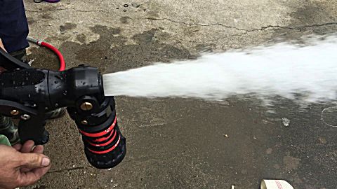 金茂消防新式泡沫水两用枪试水操作说明