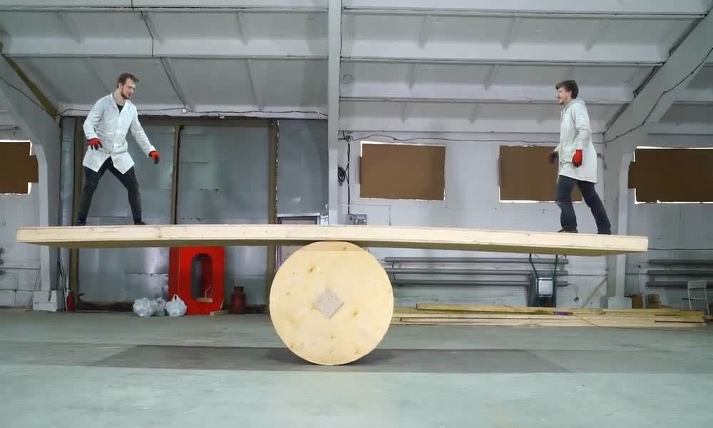 放大版杠杆能够平衡人吗?小哥大胆一试,看完学到了!