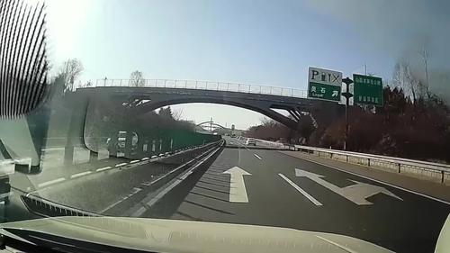 一车辆高速行驶,出服务区时另一车辆连续变道,车主接下来的操作让人