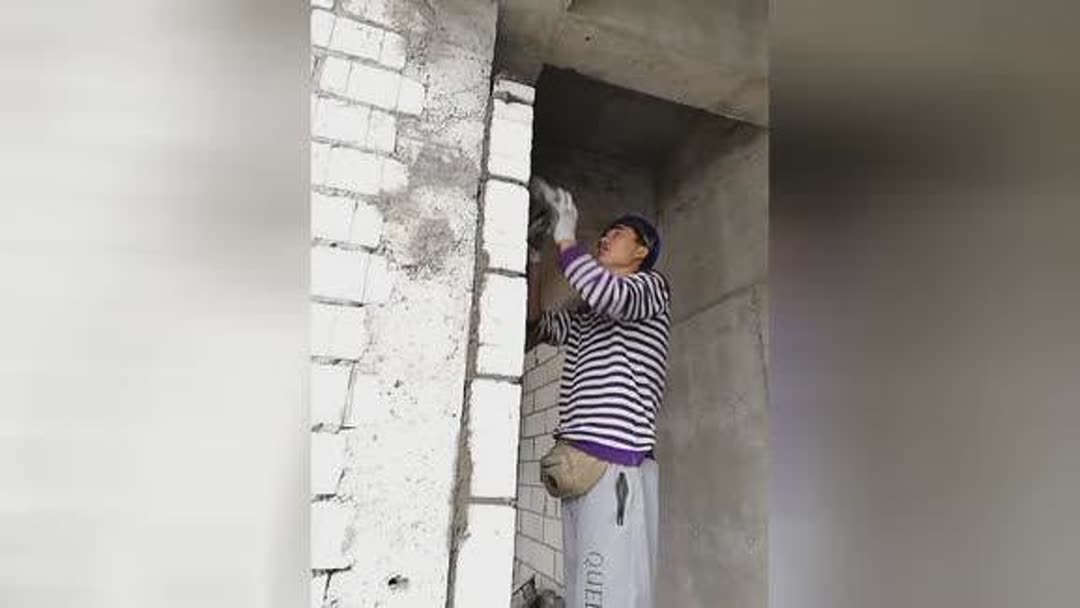 实拍工地农民工砌筑门洞口加气块的施工过程