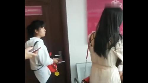 离婚登记处,女人们站着等,男人们坐着玩手机