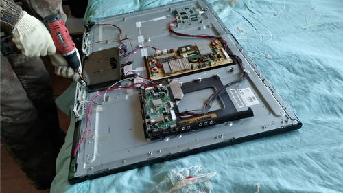 修了一台液晶电视!上半部分亮,下半部分不亮