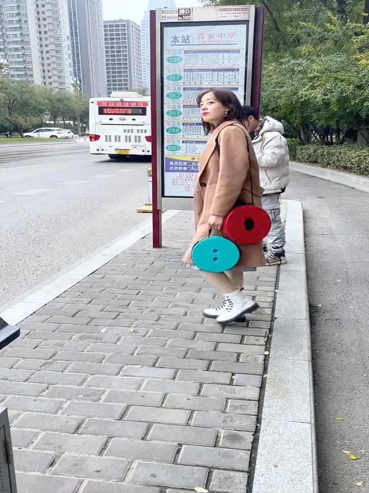 这个伸缩凳子出门带着,真的非常方便,折叠伸缩的设计