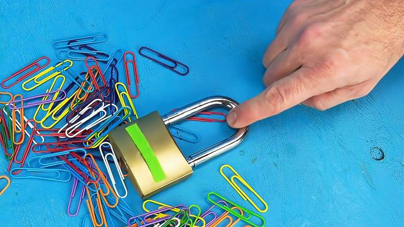 你知道这种锁有多不安全吗,一个回形针就能开锁