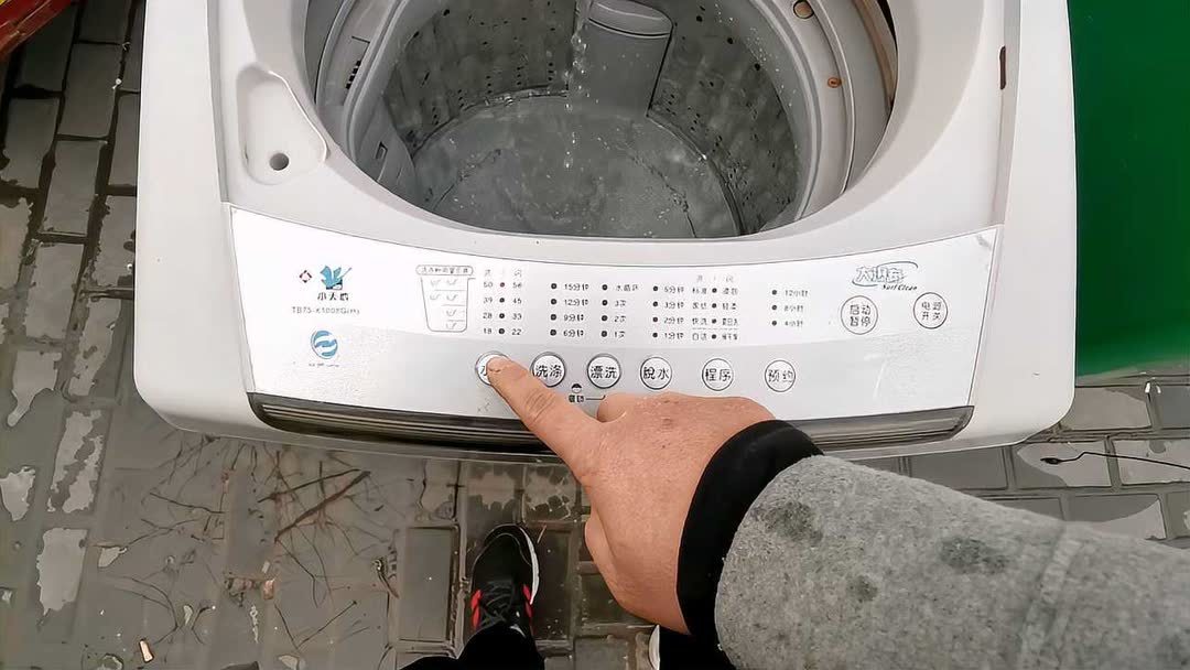 小天鹅洗衣机开机就报警全灯闪,没代码该怎么查?只要找到它就好