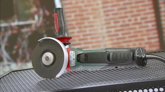 电动角磨机是如何制造出来的?高度机械化 连拧螺丝都有专门机器