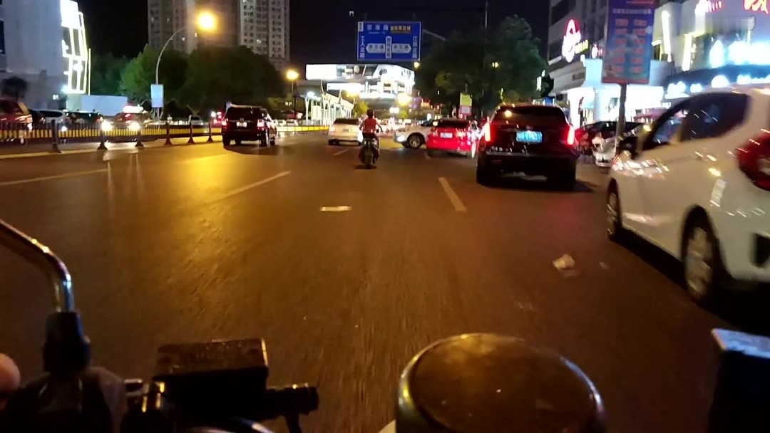 雅迪电动车骑行上路评测视频