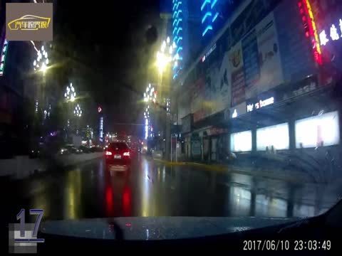 【事故警世钟】重新定义了电三轮的杀伤力撞破护栏砸伤轿车131期