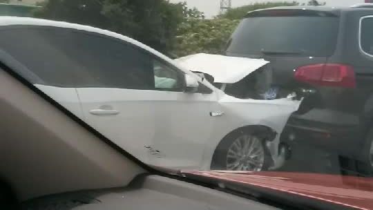高速5车追尾