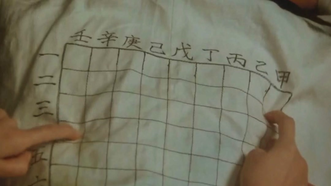 大内密探零零发:老婆帮忙挠痒痒,零零发背上有棋盘,精准打击!