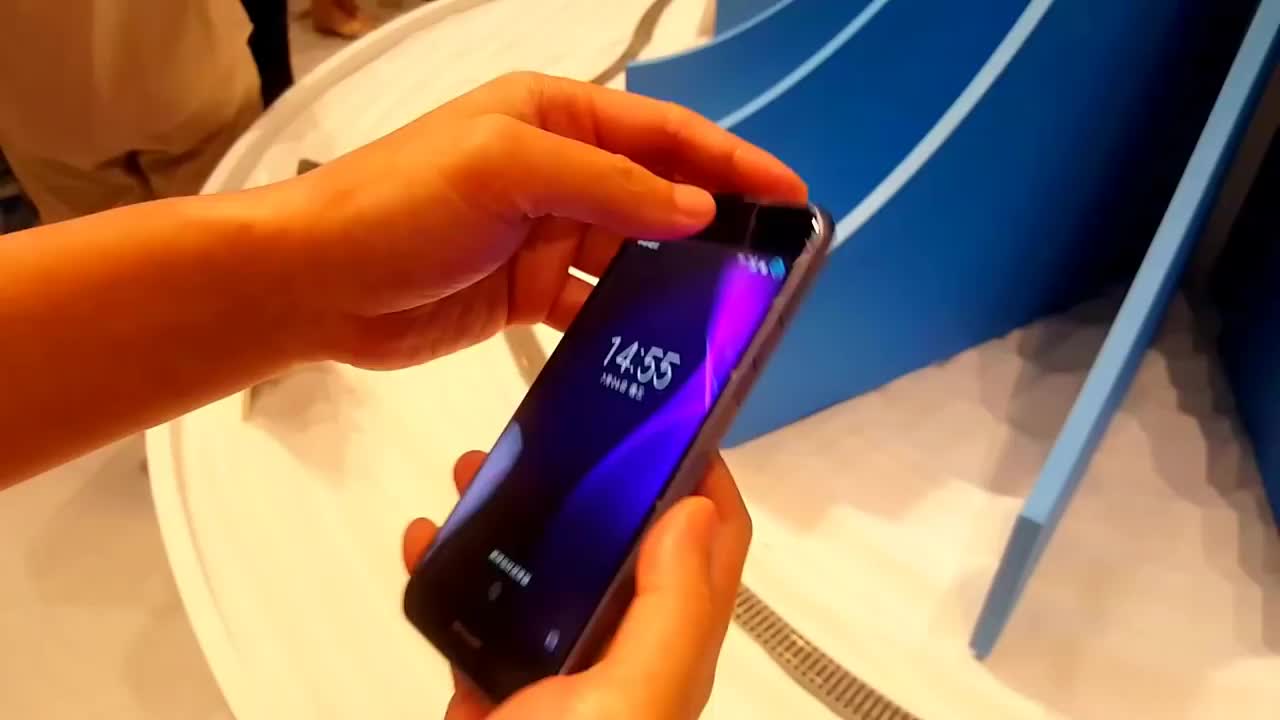 夏普手机 Sharp AQUOS P1 新机介绍动手玩