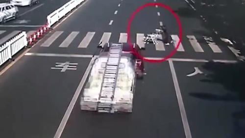 汽车礼让行人遭追尾 ,女子和婴儿直接被撞飞,这责任算谁的?