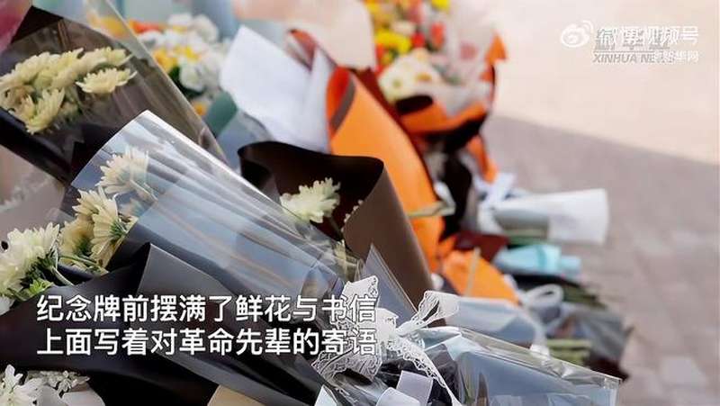 ...再次被鲜花和书信包围。青少年们在纪念牌前鞠躬敬礼、市民们在这...