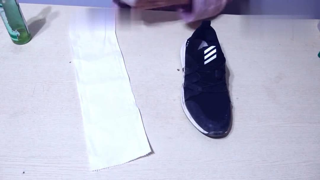 用水很难擦掉记号笔的笔渍,教你一招,花露水一抹就掉