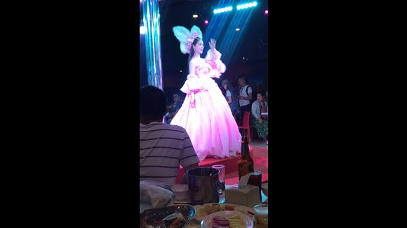 泰国记忆(4)人妖表演互动气氛爆棚!奇葩的大人抱着小孩看 醉了