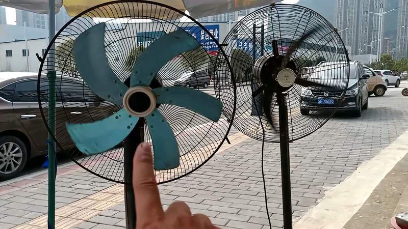 两台风扇的转速经过手机视频放出来后,速度变慢了