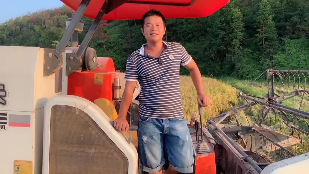 农场开始收割水稻,小伙技术高超,看他如何操作