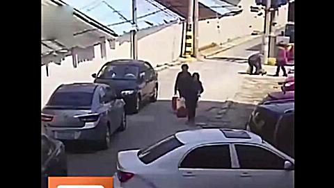 监控中拍下女司机倒车 一共撞车22次, 路人看后这样做